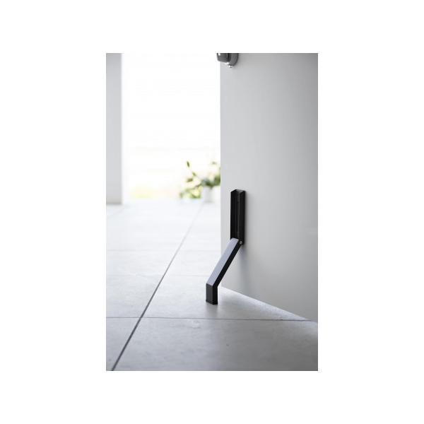 ●立ったまま片足で操作できる玄関ドアストッパー。サッと広げてサッとしまえるシンプルで機能的なドアストッパーです。立ったまま片足で開閉できるので、荷物などで両手がふさがっていても便利。引っ掛かりがあるので足で簡単に上げ下げができます。スチール...