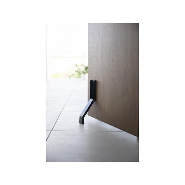 ●立ったまま片足で操作できる玄関ドアストッパー。●サッと広げてサッとしまえるシンプルで機能的なドアストッパーです。立ったまま片足で開閉できるので、荷物などで両手がふさがっていても便利。引っ掛かりがあるので足で簡単に上げ下げができます。玄関ド...