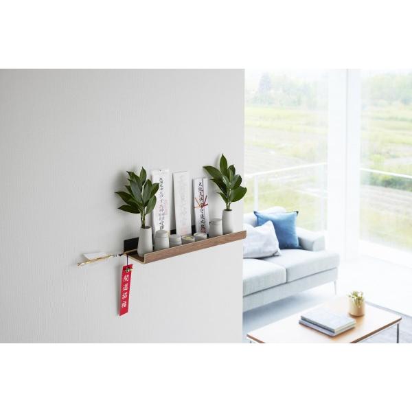 ●石こうボード用ピンで簡単取り付け。美しい木目がお部屋の雰囲気に合いやすい神棚です。祀るための神棚と神具が一度に揃います。見上げた時に美しい木目が目に入ります。神札が立つように仕切りがついています。壁の穴が目立ちにくい石こうボードピン壁に取...