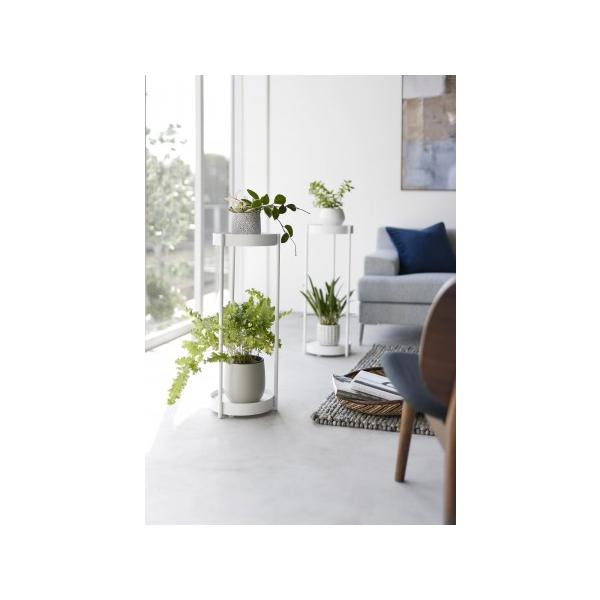 ●キャスター付きで移動がラクラク！●日当たりの良い場所への移動やお掃除の時に便利なプランタースタンド。小さい観葉植物でも高さを出せるので、インテリアに高低差のリズム感を出すことができます。支柱が３本なので、植物の出し入れやお世話がしやすい設...