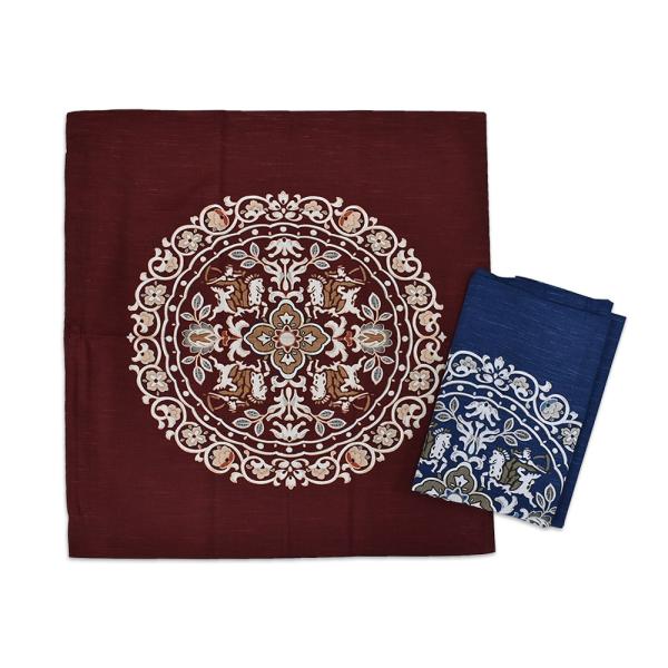 ● 綿100％ プリント生地　● 洗濯機で洗えます。　・白馬にまたがった射手を斜め四方に配したモダンなデザインの丸紋柄です。 … /サイズ：55cm×59cm、銘仙判/生地・素材：綿100％/：ファスナー付、