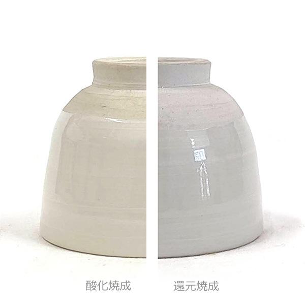 商品画像【左：還元焼成/右：酸化焼成】焼成幅が広くきめが細かいため、小さな作品等の細工がしやすく、還元では高麗の味がでる土です。食器や茶碗等に最適です。  焼成温度目安・・1160〜1250℃