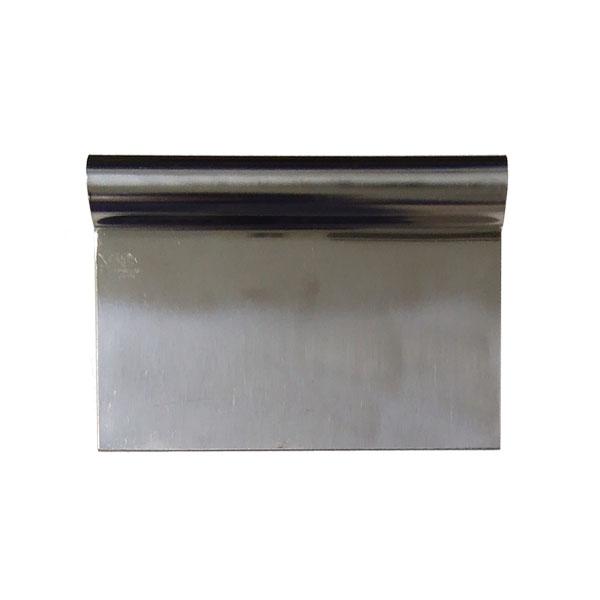 粘土板や作業台についた粘土をはがすときなどに使用します。グリップ付きなので持ちやすく、手が痛くなりにくい形状です。