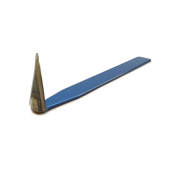 磁器用特殊合金刃刀です。刃先の磨耗が少なく、鋼鉄製のカンナとは比較にならない切れ味が長期間得られます。成形の際、高台をつけたり、側面の肉厚の調整に使用されます。刃寸法：15×35mm