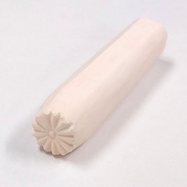粘土の上に押し付け凹みを作り濃淡の変化を楽しむのに使います。 素焼き製の印花は水分を吸収しますので、連続使用をしても粘土がくっつきにくく、快適に作業が行えます。【使用方法】粘土が半乾きのうちに押し付けて模様を刻み、濃淡の変化を楽しみます。 ...
