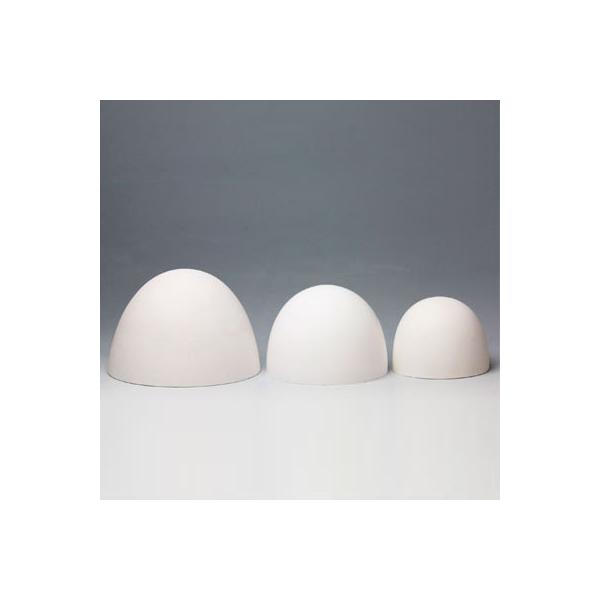 ■石こう押し型■作品に似せた形状の凸型に、板状の粘土を当てて押しつけたり、叩いたりして成形する方法で、比較的浅くて口の広い作品を量産するのに向いています。薄く切った粘土板(タタラ)を、手押し用石こう型に押し付けて成形します。 ※作業は必ず平...