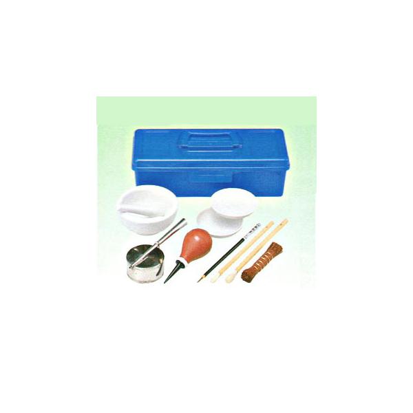 絵つけ・釉がけに必要な小道具を取り揃えました。《セット内容》●乳ばち（乳棒付 径12cm）●霧吹（小）●スポイト（小）●丸皿（2枚）●面相筆（小）●ローケツ筆（小）●ローケツ筆（中）●釉はがし刷毛（小）●収納ケース