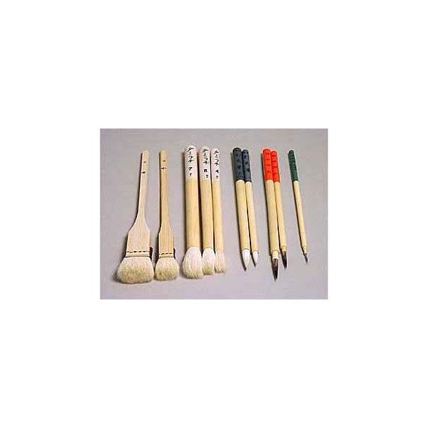 一般的な釉掛け・絵付けに必要となる高級筆を、一通りセット組しました。《セット内容》●竹刷毛（山羊）中・小●ダミ筆（山羊）7・5・4号●面相筆（黒狸）大・小 ●彩色筆（鹿・馬・山羊混毛）大・小●線書用面相筆（黒狸・白狸混毛）