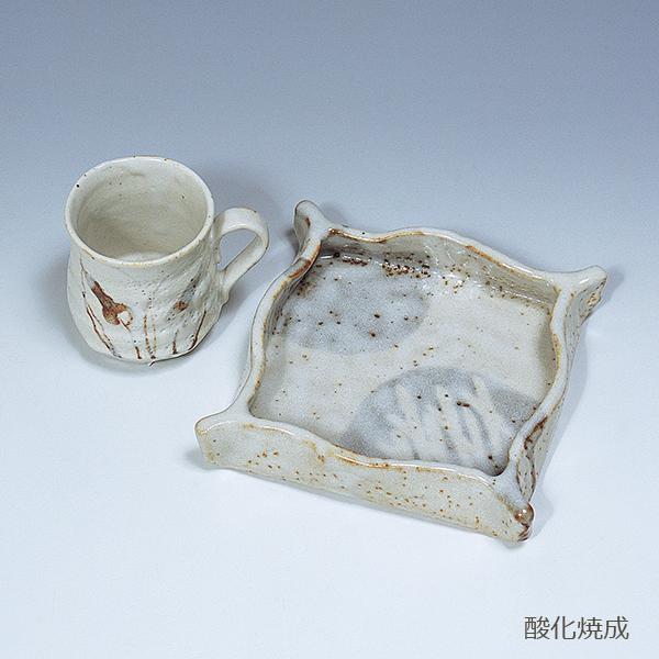 焼成温度目安・・1230〜1250℃ 釉厚さ・・・・・0.8mm焼成適性・・・・酸化・還元 特徴・・・・・・伝統的な志野釉で白く柔らかな風合いです。 水添加量目安・・1kg：500mlボーメ度・・・・70この民芸釉薬シリーズは各地方の民芸的...