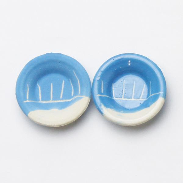 焼成温度：1000〜1300℃成型後、生乾きの時に色化粧土をかけると陶器肌を好みの色に変えることができます。化粧掛けした作品を彫り、地肌との対比を表現したり、化粧土をスポイトに入れて図柄を描いたり、2色以上の化粧土を使って流動模様を作ったり...