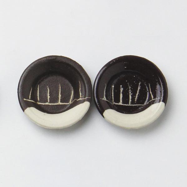 焼成温度：1000〜1300℃成型後、生乾きの時に色化粧土をかけると陶器肌を好みの色に変えることができます。化粧掛けした作品を彫り、地肌との対比を表現したり、化粧土をスポイトに入れて図柄を描いたり、2色以上の化粧土を使って流動模様を作ったり...