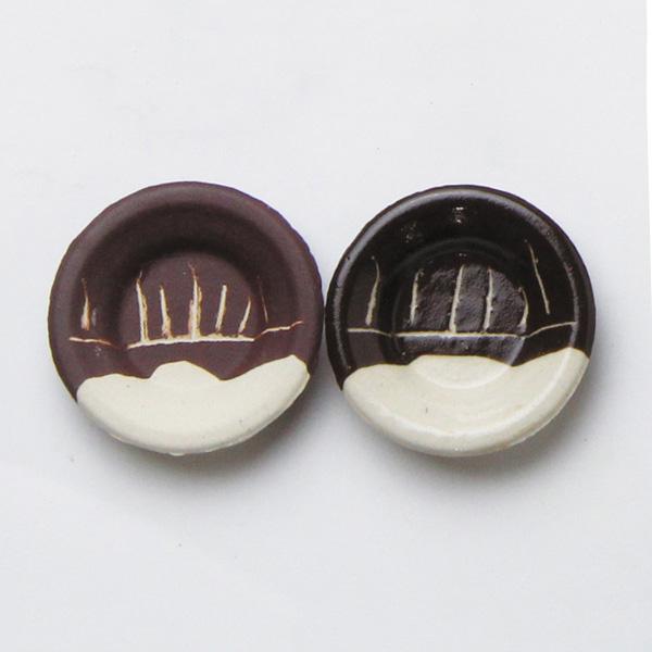 焼成温度：1000〜1300℃成型後、生乾きの時に色化粧土をかけると陶器肌を好みの色に変えることができます。化粧掛けした作品を彫り、地肌との対比を表現したり、化粧土をスポイトに入れて図柄を描いたり、2色以上の化粧土を使って流動模様を作ったり...