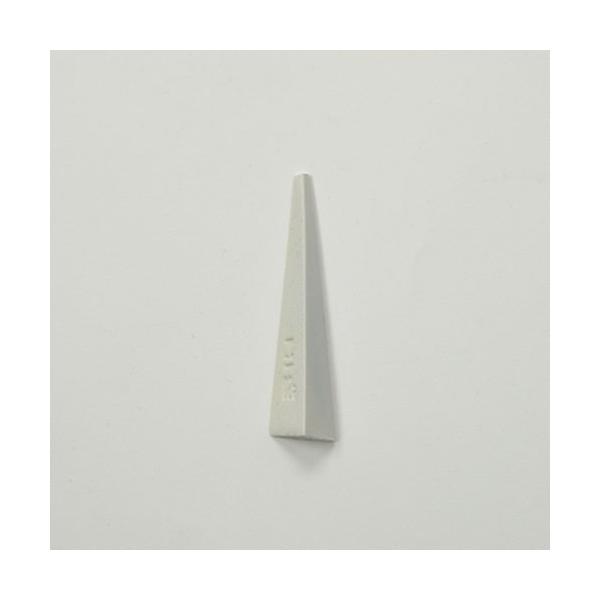 熔倒温度・・・1060℃釉薬の熔ける具合を微妙に把握するための窯用高温計の一種です。目的温度付近の熔倒温度をもつ数本のコーンを炉内に立て、熔倒変形の度合いを見てその時の熱量を測ります。窯内の温度分布の測定のための必需品で、温度計と併用して使...