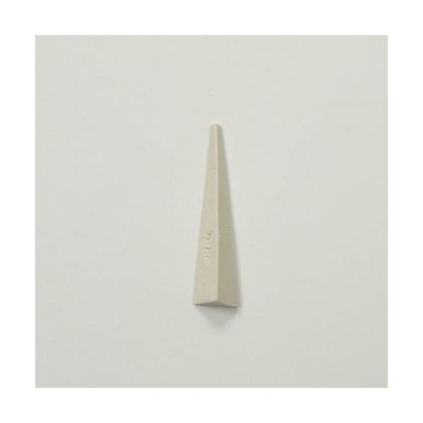 熔倒温度・・・1180℃釉薬の熔ける具合を微妙に把握するための窯用高温計の一種です。目的温度付近の熔倒温度をもつ数本のコーンを炉内に立て、熔倒変形の度合いを見てその時の熱量を測ります。窯内の温度分布の測定のための必需品で、温度計と併用して使...