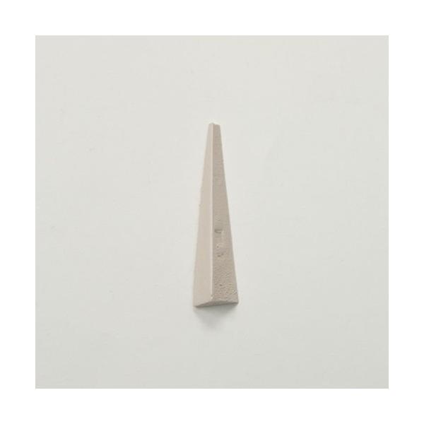 熔倒温度・・・1230℃釉薬の熔ける具合を微妙に把握するための窯用高温計の一種です。目的温度付近の熔倒温度をもつ数本のコーンを炉内に立て、熔倒変形の度合いを見てその時の熱量を測ります。窯内の温度分布の測定のための必需品で、温度計と併用して使...