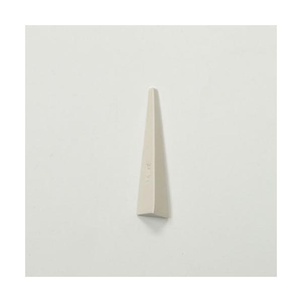 熔倒温度・・・1300℃釉薬の熔ける具合を微妙に把握するための窯用高温計の一種です。目的温度付近の熔倒温度をもつ数本のコーンを炉内に立て、熔倒変形の度合いを見てその時の熱量を測ります。窯内の温度分布の測定のための必需品で、温度計と併用して使...