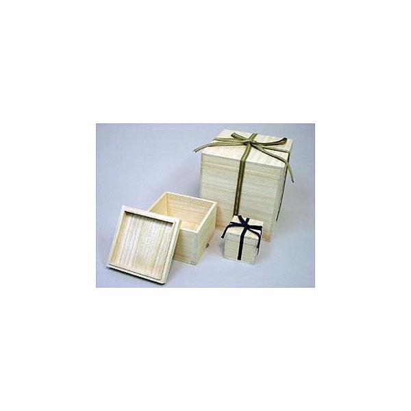 内寸 18×11×9cm大切な作品をより引き立たせてくれる一品。親しい方への贈答用や思い入れのある作品の保管用に。紐の色は箱サイズによって異なるためご指定はできません。ウコン布(別売)と一緒にお使いください。 ※受注生産品のため、納期に約1...