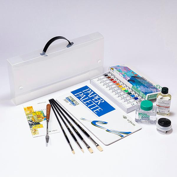 ストライプクリアボックスに、必要な絵具や道具がセットされています。