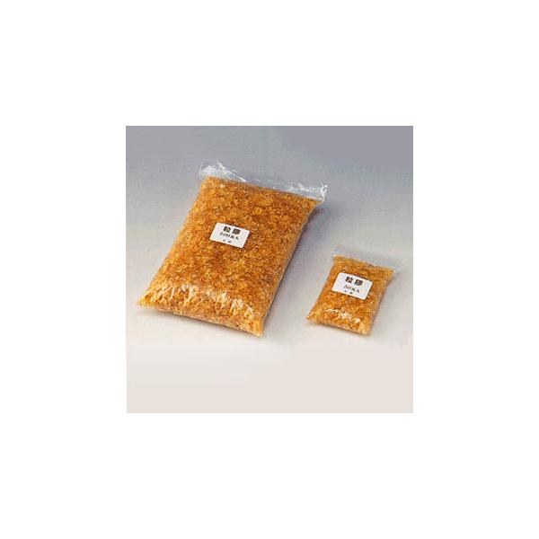 日本画に使用する膠（にかわ）です。膠はもっとも原始的な接着剤で、古くから様々な国で共通して使われてきました。古代エジプトの壁画を始め、日本画など世界の古典絵画のほとんどが膠を使って描かれています。日本画も同じ様に、膠を使って描くため、「油絵...