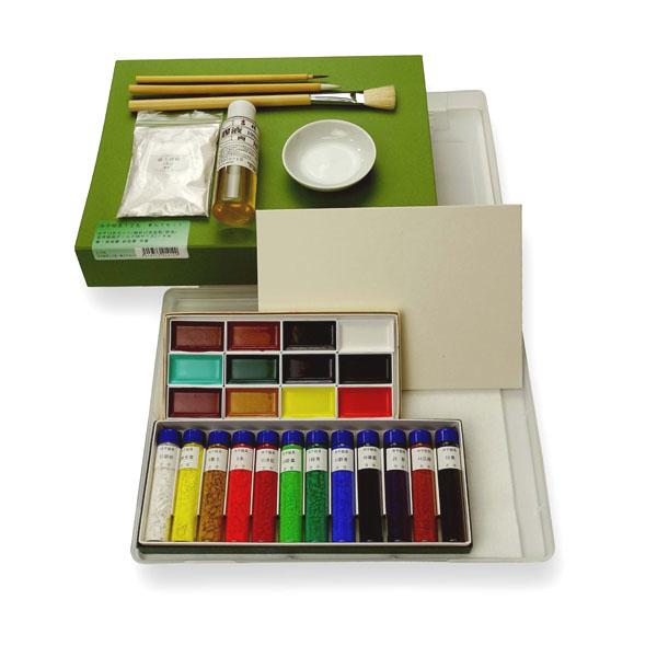 吉祥のチューブ絵具12色と金・銀系3色に必要な道具類が揃ったセットです。プラスチックケースに入っています。【セット内容】・チューブ水干絵具 24色セット・チューブ水干絵具 3色 (青金 赤金 銀)・チューブ胡粉 10号・ペーパーパレット 1...