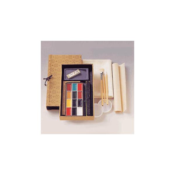 角顔彩と水墨画道具類のセットが、化粧箱に入っています。【セット内容】●角顔彩（約５cc）×１２色●画筆３本組（彩色筆、平筆、面相筆）●絵皿2枚●巻紙（運筆用紙）●青墨●硯●文鎮(写真の物から銀色の物に仕様変更しています)●下敷