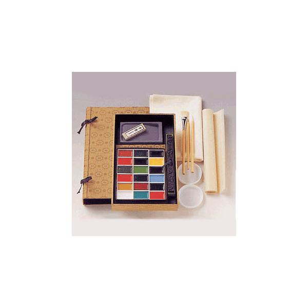 角顔彩と水墨画道具類のセットが、化粧箱に入っています。【セット内容】●角顔彩（約５cc）×１８色●画筆３本組（彩色筆、平筆、面相筆）●絵皿2枚●巻紙（運筆用紙）●青墨●硯●文鎮(写真の物から銀色の物に仕様変更しています)●下敷