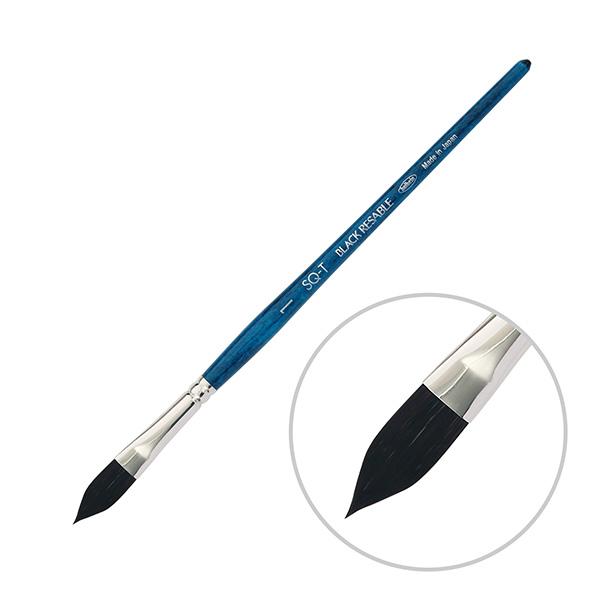 ブラックリセーブル水彩筆の人気シリーズ「SQ」の、クイル型と並んで伝統的な穂先形状であるキャッツタン型「SQ -T」シリーズです。キャッツタン型は、通常のフィルバートやフラットよりも幅広な平形の形状をしており、尖った先端が特徴です。絵具含み...
