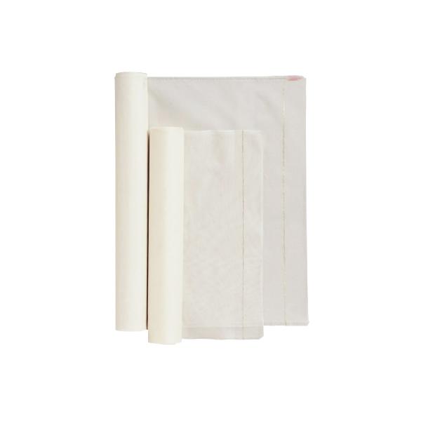 絹は日本画の基底材料として、古くから用いられ、数々の名作が生み出されてきました。日本画絵具の美しさを最も引き出してくれますが、その反面、生絹を使用するため、扱い方や保存方法には充分な注意が必要です。（特に湿気を嫌います）