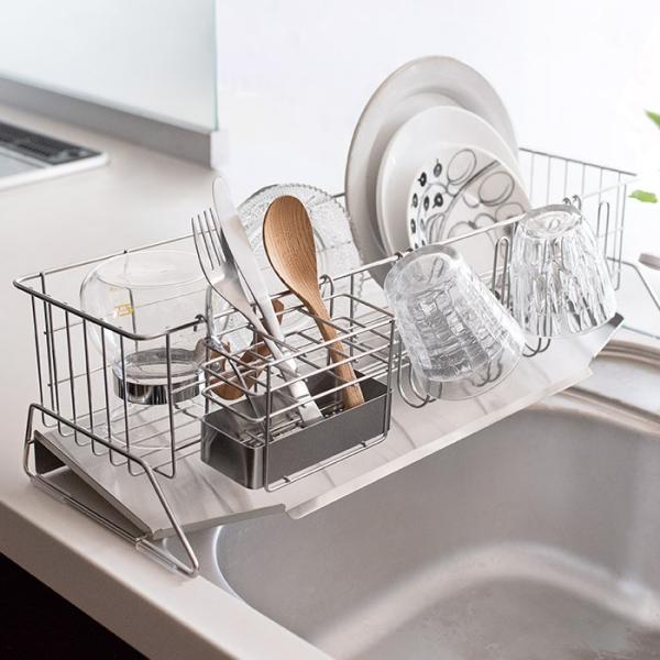 グラスホルダーで収納量ＵＰ！かさばるグラスをカゴ外で乾燥金属加工が盛んな燕三条で製造されたオールステンレスの水切りラック。シンクをまたげるサイズですので、シンクサイドのスペースも有効活用できます。フック式のカトラリー入れとグラスホルダーによ...
