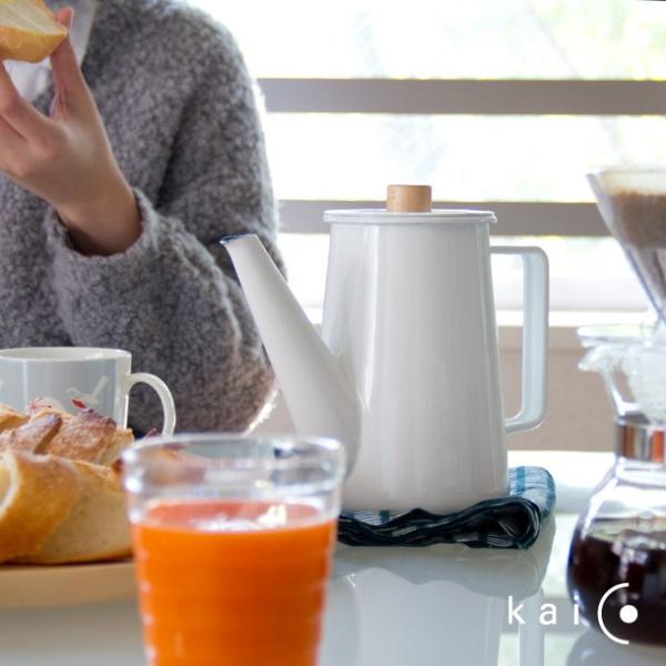 解説琺瑯の優しいホワイトと、日本の白木(天然木)を組み合わせた、どこか懐かしくほっとするコーヒーポットは小泉誠氏によるデザイン。ゆっくりお茶を楽しみたくなる、ノスタルジックな雰囲気が魅力です♪サイズ幅21×奥行11×高さ17.5cm重量約7...