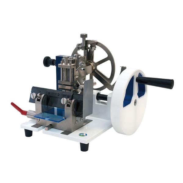 ■小型ミクロトール 回転式 MRSの特長●小型、軽量で扱い易く、パラフィン包理の標本作成機として広い分野の研究、実験に 使用されます。●セットした試料がハンドルの回転ごとに自動的に正確に追伸する一定厚を 一作動毎の連続切片にして切り出します...