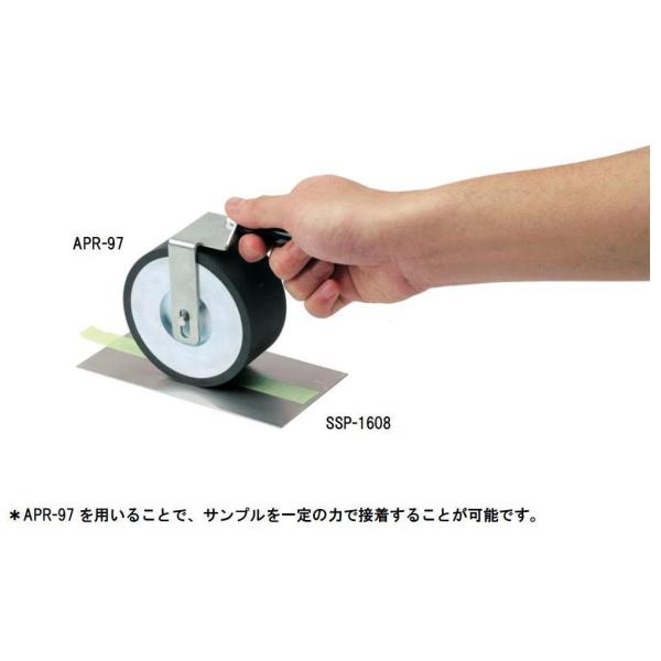 ■圧着式ローラー APR-97-2Kの特長●サンプルを一定圧で貼り付けることで、より正確な剥離力の測定が可能な手動式圧着装置です●関連規格 ※8.5〜17mmの試験片の測定時のみ準拠・JIS Z 0237:2022 ・ISO 29862:2...