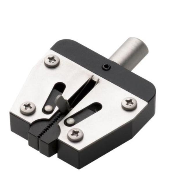 ■引張試験系アタッチメント KC-1001の特長●電線や光ファイバーなど、細く抜けやすいものに最適●ワンタッチでサンプルのセットが可能●クサビ機構により、引くことで自動的に締付け力が向上●最大荷重…1000N●取付ネジ…M6●重量…95ｇ●...