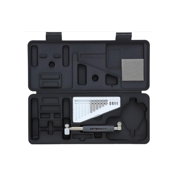 ■短脚シリンダゲージ 511-762 CGB-60Xの特長●握り下長さが短く軽量。狭い場所や卓上測定に便利です●測定子とアンビルの先端は超硬合金ボールです、耐久性・耐摩耗性に優れています●グリップが中空構造のため、作業者の手の熱による指示値...