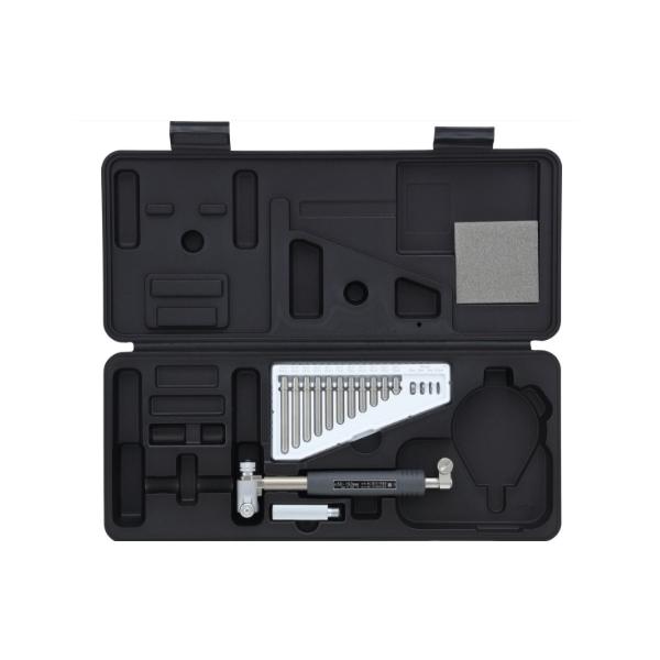 ■短脚シリンダゲージ 511-763 CGB-150Xの特長●握り下長さが短く軽量。狭い場所や卓上測定に便利です●測定子とアンビルの先端は超硬合金ボールです、耐久性・耐摩耗性に優れています●グリップが中空構造のため、作業者の手の熱による指示...