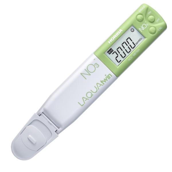 ■コンパクト硝酸イオンメータ 一般用  LAQUAtwin-NO3-11の特長●少量（0.3mL〜）のサンプルを直接滴下するだけで硝酸イオンを測定するコンパクトな硝酸イオンメータです●イオン電極法*により、信頼性の高いイオン測定が可能●活用...