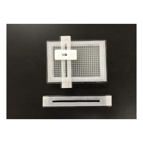 ■プレートラインサーチャー KU-01-384の特長●適用プレート384ウェル●サイズ（mm）W139×D97（本体枠・ライナー含めず）●セット内容本体ガイド枠、X軸ライナー、Y軸ライナー、ウェルマーカー