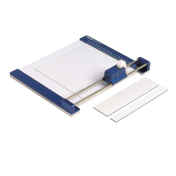 ■スマートカット 022-4300の特長●ダイヤモンドカッターにより厚さ3mmまでのTLC/HPTLCプレートを簡単かつ正確にカットできます。●展開面にはダメージを与えません。●サイドの目盛を見ながら、希望のサイズに10mm幅からカットでき...