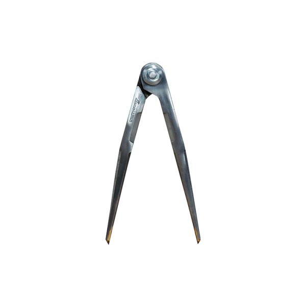 ■鋼製コンパス A-2 15cm 超硬チップ付 77520の特長●ケガキ作業や寸法の写し取りにご利用いただける鋼製コンパスです●硬質クロムメッキ処理・熱処理等が施された硬い金属にもケガけます●先端端超硬チップ付なので摩耗しにくく長持ちします...