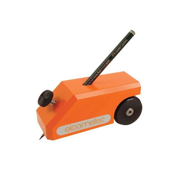 ■鉛筆引っかき試験機 H501----1の特長●鉛筆の芯が常に45°の角度、7.5N (1.68lbF)の力で塗膜を押すように設計された引っかき試験機です●専用の鉛筆削りと研磨紙で芯を研いだ鉛筆装着し、平坦で滑らかな塗膜の表面に押し当てます...