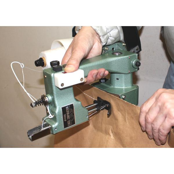 ■袋閉じミシン MB-3の特長●片手で使用可能な工業用の高性能袋止め機です●様々な製品の袋詰めにお勧めの業務用袋口縫いミシンです●プラスチック、ゴム、ビニール、レジン、米、麦、豆、穀物、種、肥料、飼料、鉱産物、海藻など●シートもののつなぎ合...