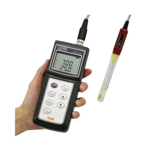 ■pH/ORP計 KP-11Zの特長●測定項目：pH、ORP(酸化還元電位)、mV(pH起電力)、水温●1本の電極で4項目を測定します●自己診断、オートパワーオフ、バックライト、測定値メモリー機能(最大30件)●採水型電極PHD-11付き●...