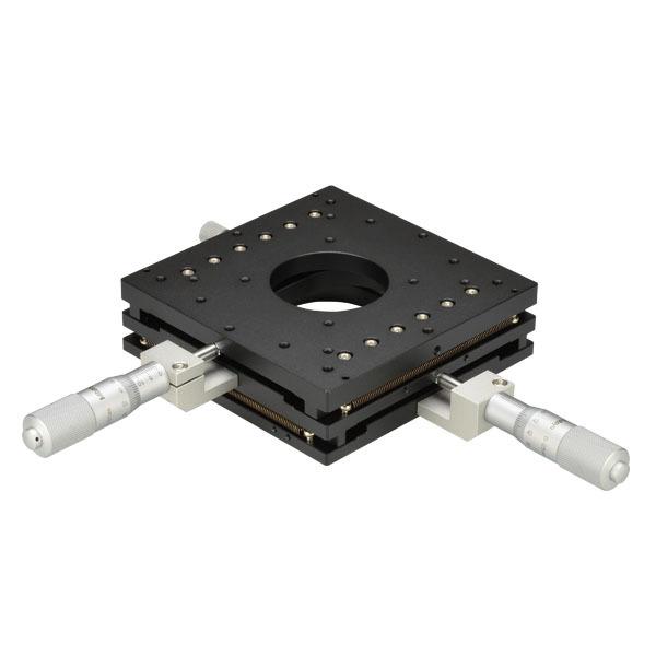 ■透過型XYステージ LD-1047T-C1の特長●125mm×125mmmの透過型XYステージです●中央にφ50mmの透過穴があります●下ステージ、中ステージ、上ステージの三枚重ねになっているので通常のXYステージより薄く軽量です●ステー...