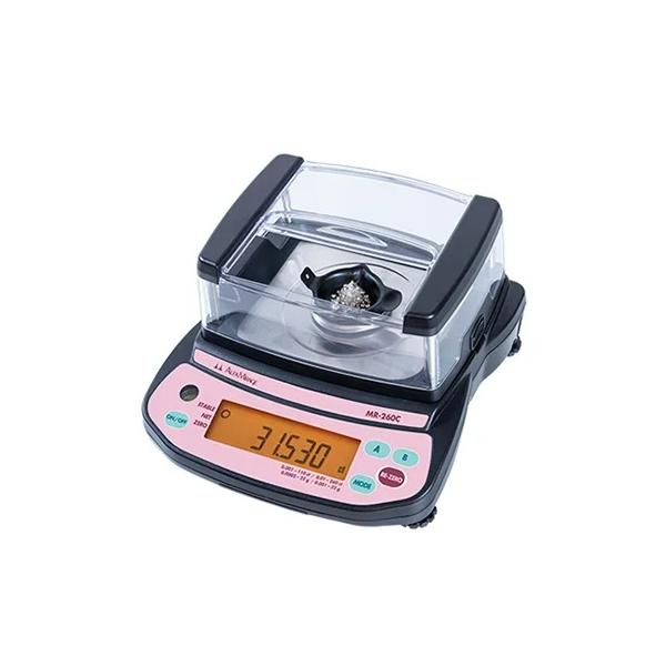 ■携帯型カラット天びん MR-260Cの特長●小型で軽量、低価格、持ち運びが簡単な高性能カラット天びんです●取り外しが簡単な密閉風防を標準装備、乾電池駆動も可能な為、展示会や催事用に最適です●取引・証明に使用できます●ひょう量(ct,g,m...
