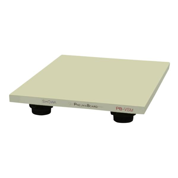 ■卓上型除振台 PB-VSM-5060の特長●事務机や作業台の上でそのまま利用できる手軽な除振台です。●軽量・コンパクトでしかも薄型タイプのため持ち運びも簡単です。●VSM型はコイルスプリングと粘弾性体を組み合わせた複合マウント（PAT.P...