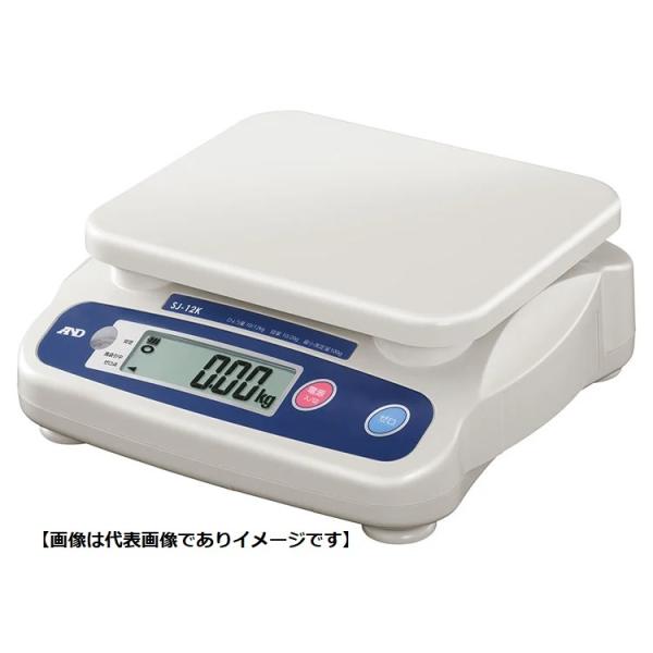 ■デジタルはかり SJ-20Kの特長●検定証印と同等の基準適合証印有りの検定付きの、取引照明用はかり●量り売りや貴金属店など、商売や証明に使用出来る特定計量器●測定方式：電気抵抗線式(ロードセル式)●取手付で持ち運びやすい秤●全高が低く計量...