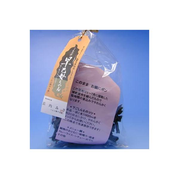 【送料無料（沖縄1000円)】【産直　北海道】昆布に身が入る前の6〜７月に採取した とても柔らかい棹前昆布を結んだものです。  短時間の煮込みで柔らかくなります。  ◆内容量　約3０gの小袋入り