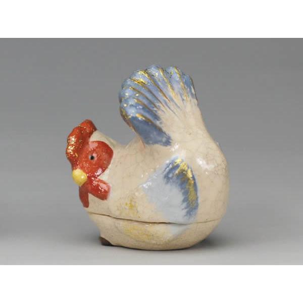 【楽入窯より直送】楽入窯の商品は同梱でお届けいたします。別の窯元の商品は別送料となります。尻尾を大きく跳ね上げた勇壮な形の鶏香合。【サイズ】5.2cm ×4.9cm×高6.1cm木箱入　【ご注意】在庫切れの場合、納品までお日にちを頂戴する場...