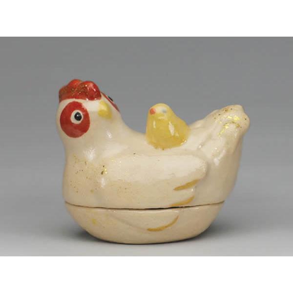 【楽入窯より直送】楽入窯の商品は同梱でお届けいたします。別の窯元の商品は別送料となります。かわいい鶏の親子形です。ヒヨコが乗ってます。【サイズ】6.7cm ×4.6cm×高5.5cm木箱入　【ご注意】在庫切れの場合、納品までお日にちを頂戴す...