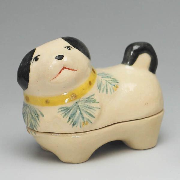 【楽入窯より直送】楽入窯の商品は同梱でお届けいたします。別の窯元の商品は別送料となります。日本古来の犬「狆」の香合。松飾りの首輪をしています。【サイズ】7.5cm ×4.3cm×高5.4cm木箱入　【ご注意】在庫切れの場合、納品までお日にち...